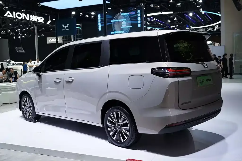 Новый минивэн Wuling Xingguang 730 представили в Чэнду