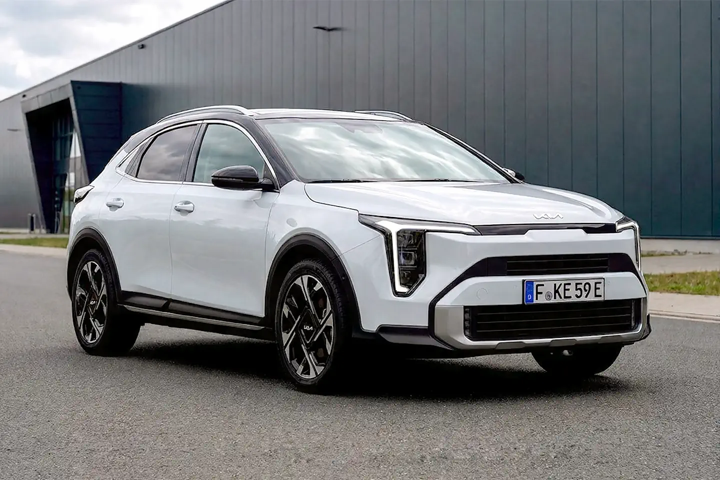 KIA XCeed 2026 готовится к обновлению и станет кроссовером