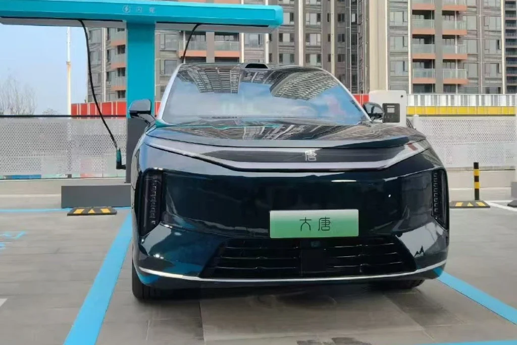 Новый кроссовер BYD Datang замечен в Китае